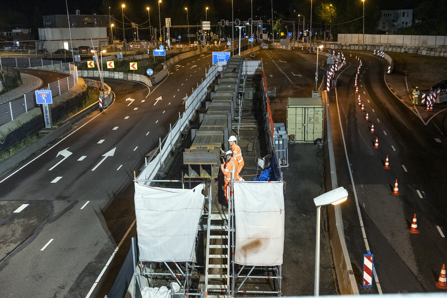 Timelapse: dek grootste tijdelijke viaduct van Nederland ingehesen ...